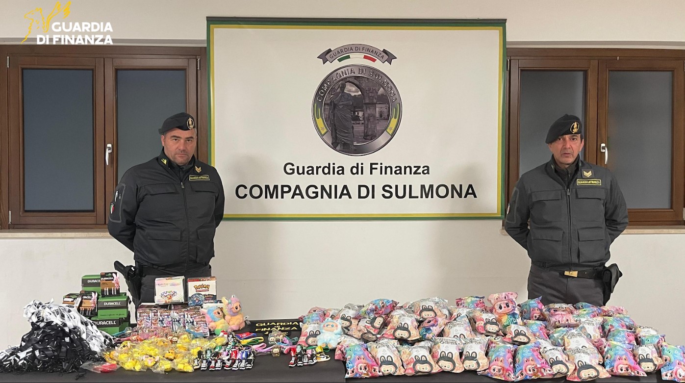 Sequestrati oltre 2.500 prodotti contraffatti durante un controllo della Guardia di Finanza ...