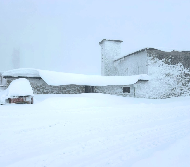 Neve abbondante e accumuli sul Gran Sasso, Meteomont: “100 cm in 72 ore ...
